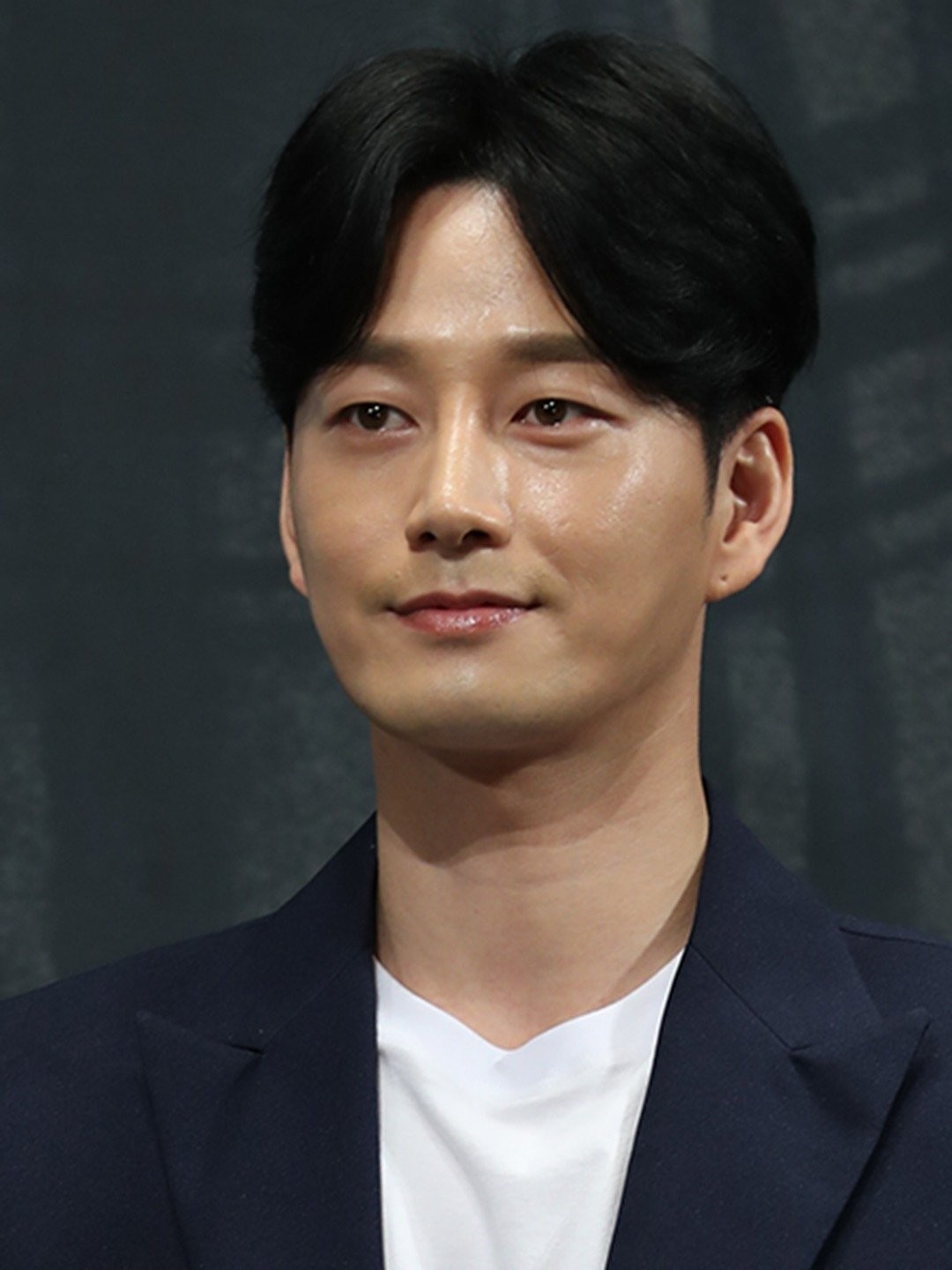 Lee Hyun-wook Pictures | Rotten Tomatoes