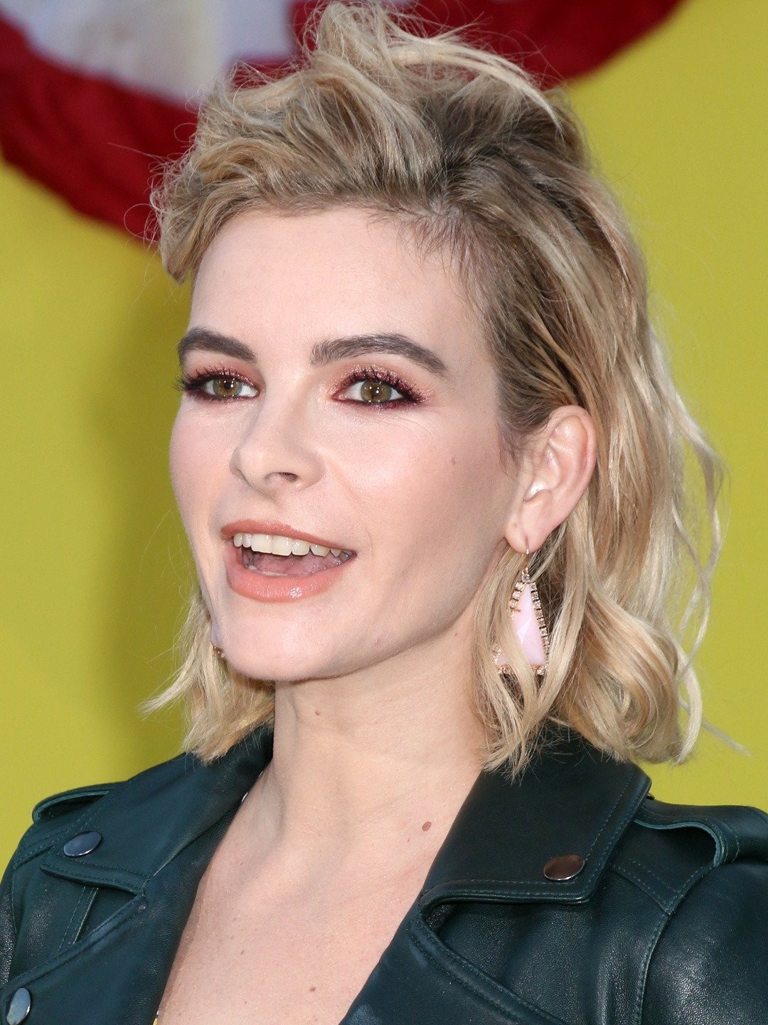 Kelly Oxford Pictures | Rotten Tomatoes