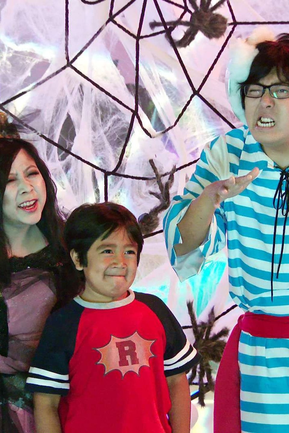 Ryan's Spooky Playdate Pictures | Rotten Tomatoes