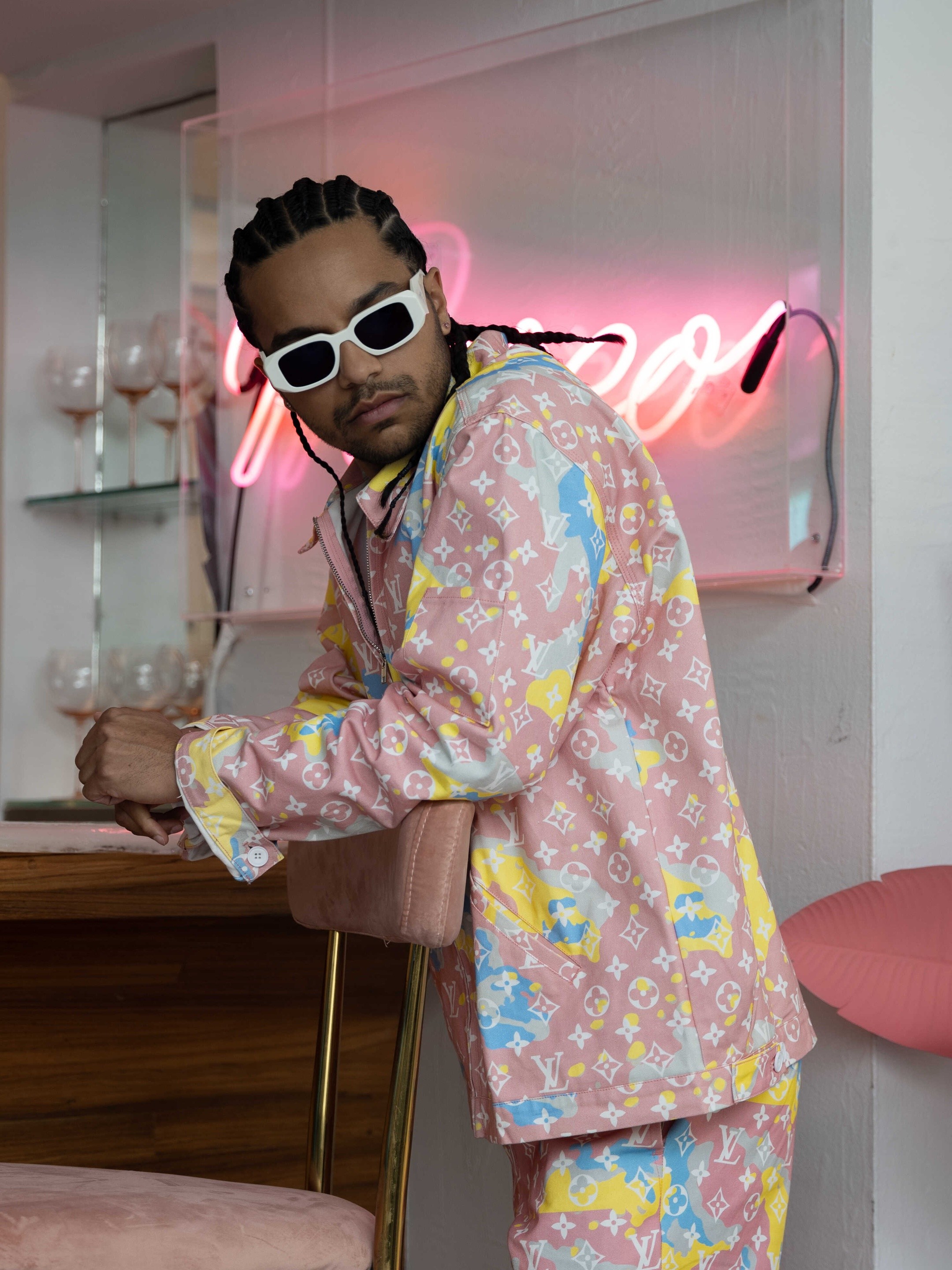 New Management Pictures | Rotten Tomatoes