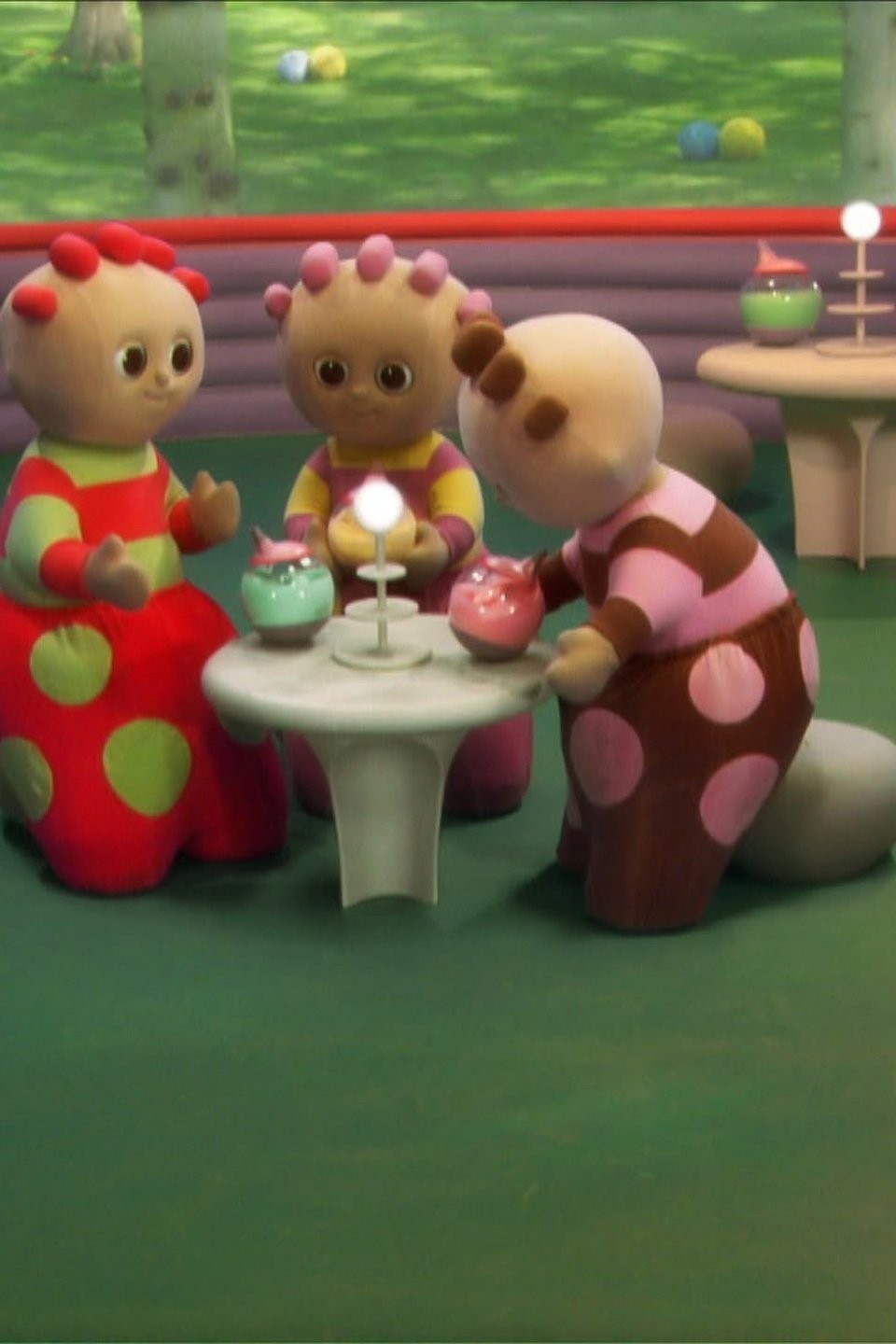 Over and Under Pictures - Rotten Tomatoes