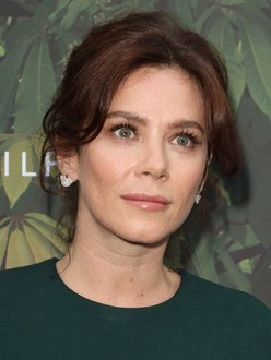 anna friel
