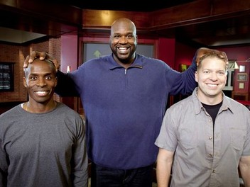 Kevin Hart And Shaq Standing Next To Each Other
