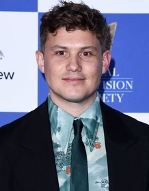 Jon Pointing | Rotten Tomatoes